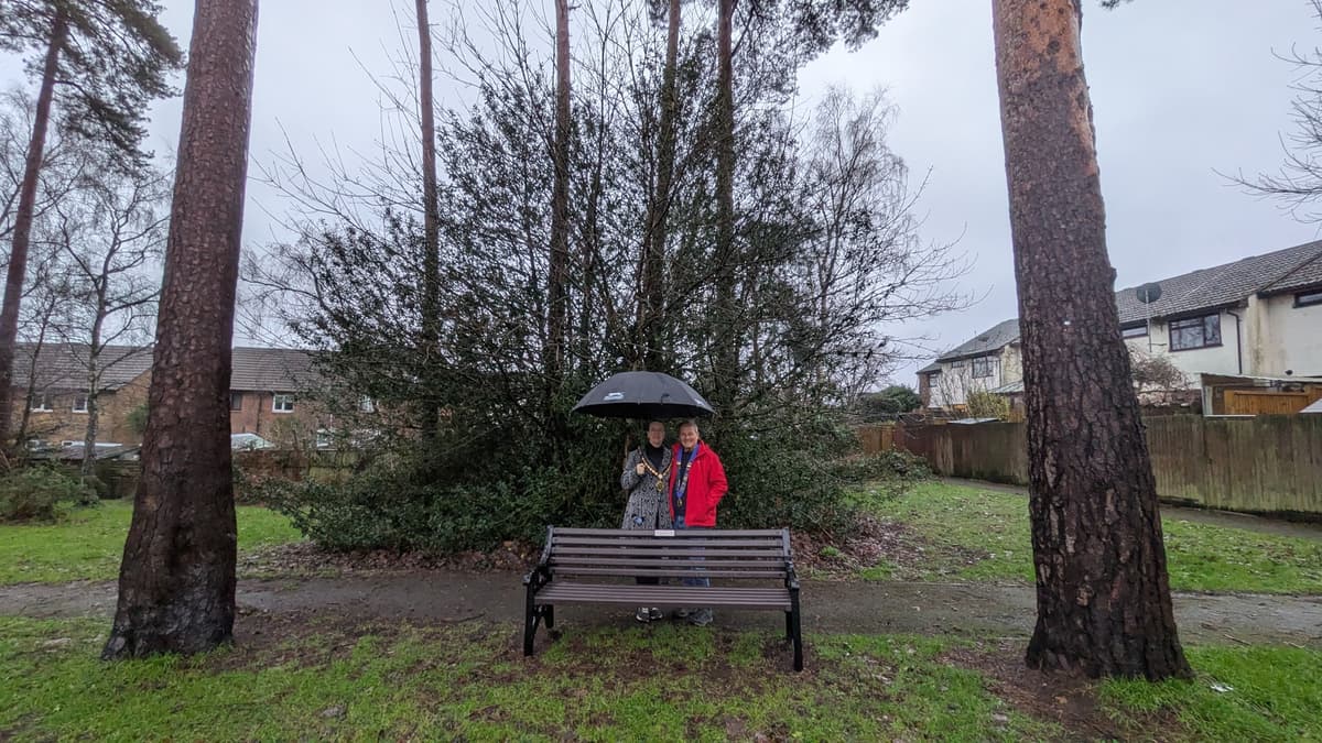 Whitehill mayor unveils 'Happy to Chat' bench | bordonherald.com